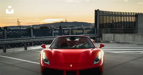 낮 동안 도로에 빨간 페라리 스포츠카 사진 Unsplash의 무료 자동차 이미지