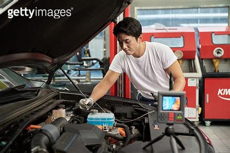한국인 자동차정비소 정비소 자동차정비공 정비사 정비소 업무현장 자동차점검 후드장치 인조물건 엔진 이미지 Jv12498950 게티이미지뱅크