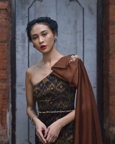 Asian Sirens · Putu Bulan