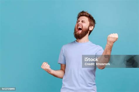 흥분된 표정을 짓고 주먹을 들고 비명을 지르고 승리의 성공을 축하하는 예라고 외치는 남자 축하에 대한 스톡 사진 및 기타 이미지