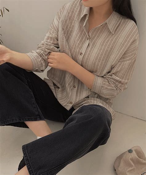 리리앤코 넉넉한 핏감과 스트라이프 패턴으로 데일리하게 착용하기 좋은 셔츠에요🤎 깔끔하며 세련된 느낌을 줘요