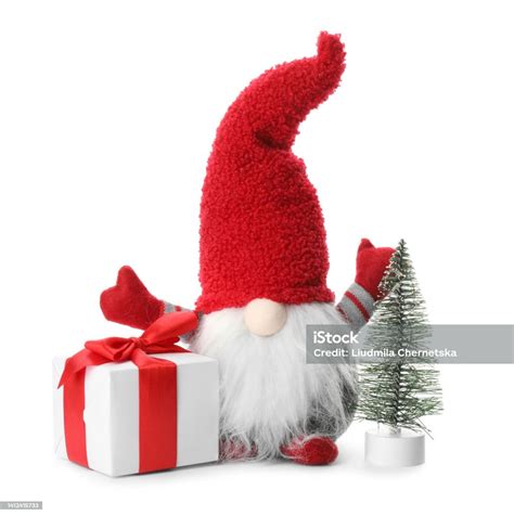 흰색 바탕에 나무와 선물 상자가있는 재미있는 크리스마스 그놈 0명에 대한 스톡 사진 및 기타 이미지 0명 12월 강림절 Istock