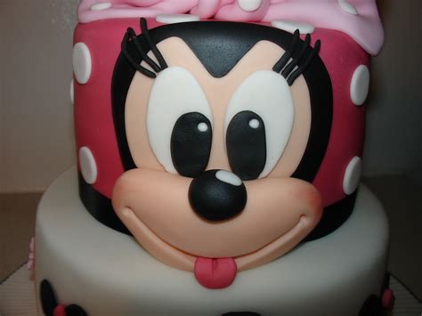 Minnie Mouse Fondant Cake And Cupcakes