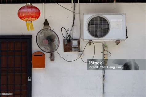 벽 선풍기와 에어컨 압축기가 건물 외부 벽에 걸려 있습니다 0명에 대한 스톡 사진 및 기타 이미지 0명 가전제품 가정 난방 Istock