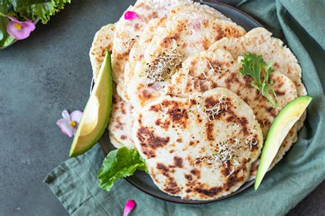 녹색 콘크리트 배경에 녹색 샐러드 믹스 아보카도 및 콩나물을 곁들인 수제 차파티 또는 로티 플랫 브레드 갓 구운 인도 플랫 브레드 0명에 대한 스톡 사진 및 기타 이미지