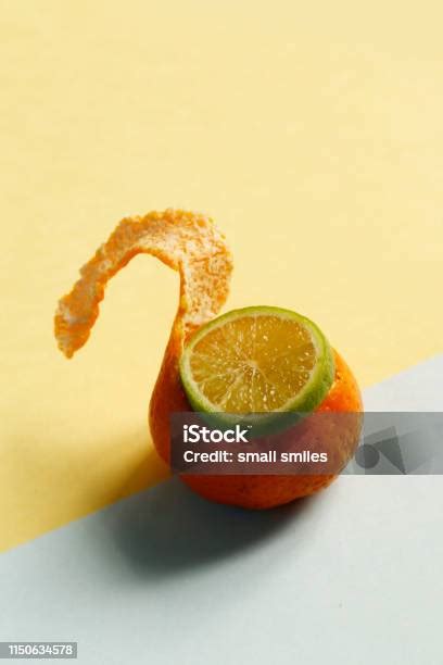 파스텔 노란색과 파란색 배경에 레몬 조각과 오렌지를 닫습니다 최소한의 아이디어 음식과 과일 개념입니다 개념에 대한 스톡 사진 및 기타 이미지 Istock
