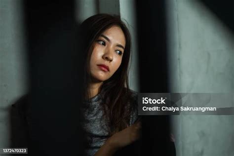 그림자 전경 우울증 감정 어두운 방에서 공간을 찾고 슬픈 앉아 젊은 여자 또는 여성 또는 소녀 앉아 표정 우울증 감정 혼자