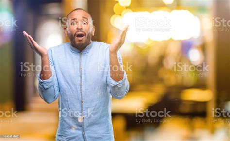 행복 하 고 환호 하는 표현 와우 제스처 놀 수염을 가진 아프리카계 미국인 남자 감정에 대한 스톡 사진 및 기타 이미지 감정 경외감 근거리 초점 Istock