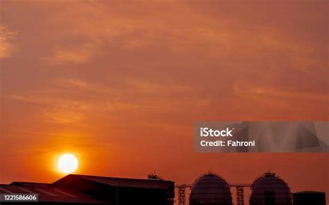 산업용 가스 저장 탱크 Lng 또는 액화 천연 가스 저장 탱크 빨간색과 주황색 일몰 하늘입니다 석유 정제소의 구형 가스 탱크 지상 저장 탱크 천연 가스 저장 산업 0명에