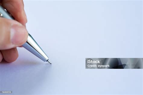 여성 왼손 들고 실버 클러치 형 연필 백서 질감 배경에 편지를 쓰는 것 노트북 클로즈업 및 매크로 샷 선택적 초점 통신 문구 개념 공란에 대한 스톡 사진 및 기타 이미지