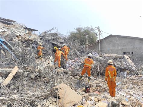 Tachileik ပျော်ဘွယ် Kbz ဘဏ် အဆောက်အဦ ပြိုကျမှုအတွင်း ပိတ်မိသေဆုံးသူများ၏ ရုပ်အလောင်း ထပ်ရ