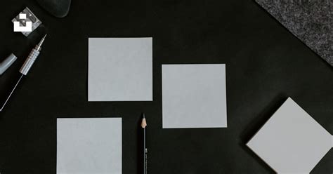 검은색 테이블 위에 흰색 카드와 연필이 놓여 있습니다 사진 Unsplash의 무료 어둠 이미지