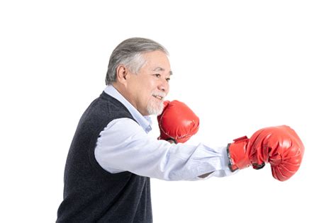 건강 한 전투기 노인 또는 비즈니스 노인 스포츠 권투 빨간 장갑 흰색 배경에 광고 또는 홍보 텍스트에 대 한 공간을 복사 건강관리와 의술에 대한 스톡 사진 및 기타 이미지