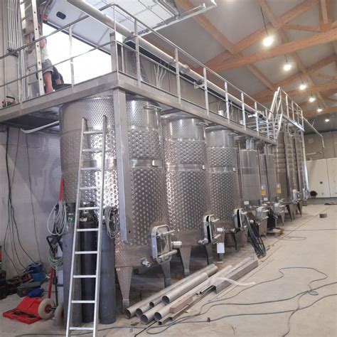 📸👷‍♂️ Retour En Images Sur La Mise En Place De Passerelles Et Canalisations à La Cave Du Domaine