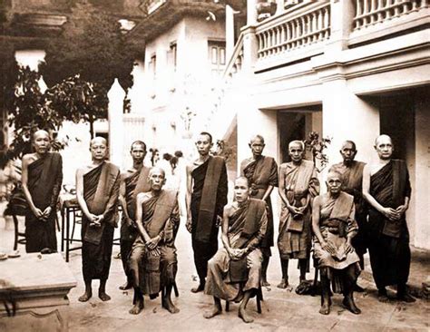 ตำนานเล่าขานพระผู้ทรงฌานอภิญญา ครูบาอาจารย์ผู้เรืองวิชาอาคม แถวนั่ง จากซ้าย องค์ที่ ๑ ๓