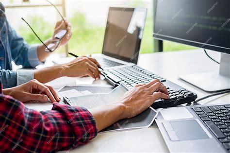 Programmeur Travaillant Dans Un Développement De Logiciel Et Des Technologies De Codage