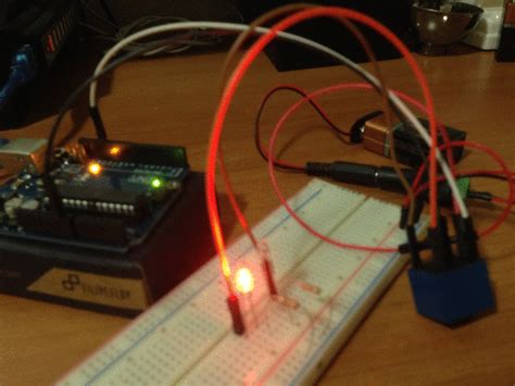 arduino controlando um relé diretamente usando o programa de exemplo