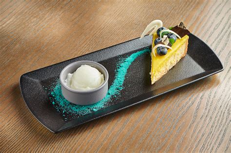 블루베리와 초콜릿 바닐라 아이스크림을 블랙 플레이트에 얹은 식욕을 돋우는 치즈케이크 나무 배경입니다 닫아 복사 공간 달콤한 음식에 대한 스톡 사진 및 기타 이미지 Istock