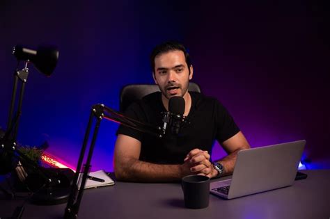 Premium Photo Broadcaster Talking To Listener Using Mic Discussing
