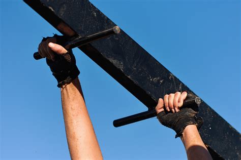 장애물 경주 주자를 통해 실행 진흙 경주 손은 장애물을 극복 건강한 생활방식에 대한 스톡 사진 및 기타 이미지 건강한 생활