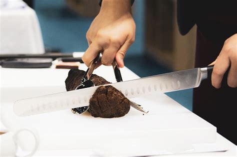 로스트 비프와 슬라이스 요리사의 손 로스트 비프 로스트 비프 조각 고급 요리에 대한 스톡 사진 및 기타 이미지 고급 요리 고기 구이 Istock