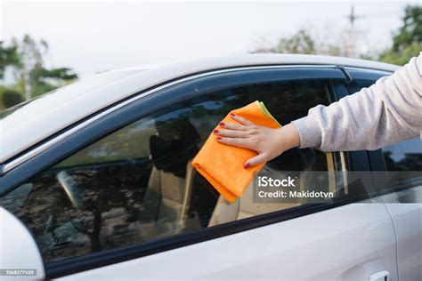 자동차와 마이크로 화이버 천으로 자동차 자세히 개념을 청소 하는 여자 가사 집안일에 대한 스톡 사진 및 기타 이미지 가사 집안일 건조한 걸레 Istock