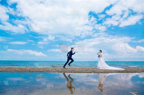 新人在海边和湖边拍婚纱照