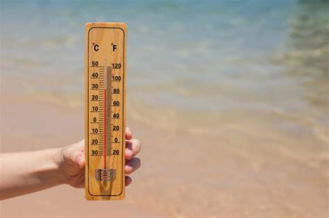 높은 온도를 보여주는 해변 배경에 있는 온도계 더운 날씨와 기후 개념 개념에 대한 스톡 사진 및 기타 이미지 개념 계절 과열 Istock
