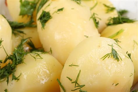 기름과 다진된 딜 삶은 감자 나뭇잎과 흰색 도자기 접시에 파 슬 리 잎 0명에 대한 스톡 사진 및 기타 이미지 0명 감자 요리 건강한 식생활 Istock