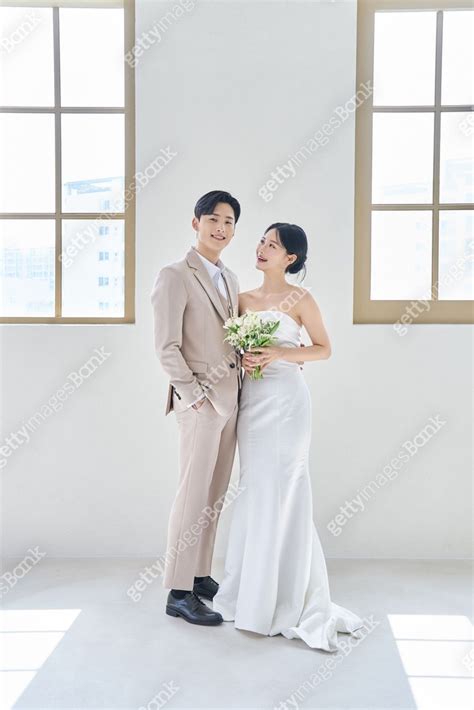 신혼부부 신부 결혼식역할 웨딩드레스 드레스 로맨틱 스몰웨딩 결혼 부케 이성커플 신랑 이미지 Jv13019471 게티이미지뱅크