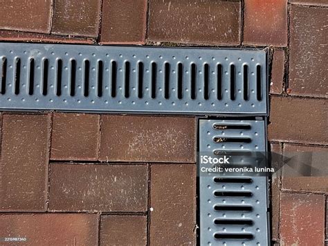 벽돌 포장에 통합된 배수 시스템은 도시 지역에서 효율적인 물 관리를 보여줍니다 0명에 대한 스톡 사진 및 기타 이미지 0명 개선 거리 Istock