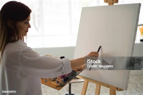 예술 스튜디오에서 수업을 하는 젊은 여성 학생 꽃을 그리는 방법을 학습 그리기에 대한 스톡 사진 및 기타 이미지 그리기 이젤 공예 Istock