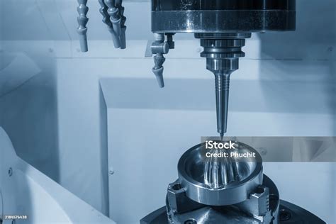 5 축 Cnc 밀링 머신은 솔리드 볼 노즈 엔드 밀 공구로 샘플 부품을 절단합니다 0명에 대한 스톡 사진 및 기타 이미지 0명 Cnc 장치 공장 산업 건물 Istock
