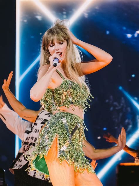 Taylor Swift 04 09 2023 • Celebmafia