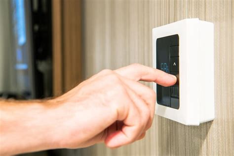 Premium Photo Setting Thermostat To Lower Temperature To Save Energy
