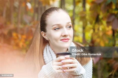 한 여성이 뜨거운 커피와 꿈을 마신다 가을 라이프 스타일 및 휴식의 개념 25 29세에 대한 스톡 사진 및 기타 이미지 25 29세 가을 감정 Istock