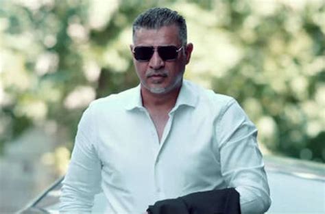 عکس دیدار علی دایی با دختر توان‌یاب هوادار پرسپولیس خبرآنلاین