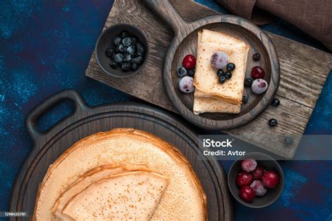 스택에 전통적인 팬케이크와 별도로 어두운 파란색 배경에 제공 0명에 대한 스톡 사진 및 기타 이미지 0명 Maslenitsa Shrove Tuesday Istock