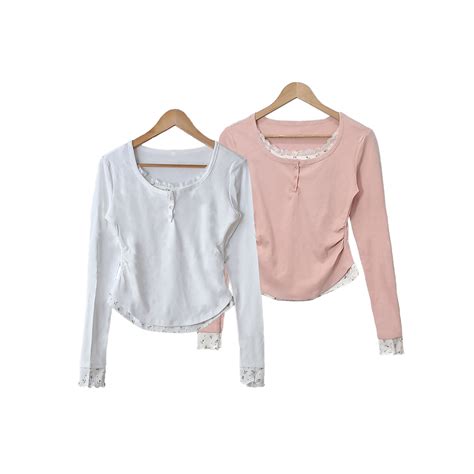 파차 플라워 레이스 이너가 레이어드 되어있어 러블리한 느낌을 주고 산뜻한 디자인으로 봄에 입기 좋은 골지 티셔츠입니다 아이보리 핑크 두가지 색상이 있습니다 지금