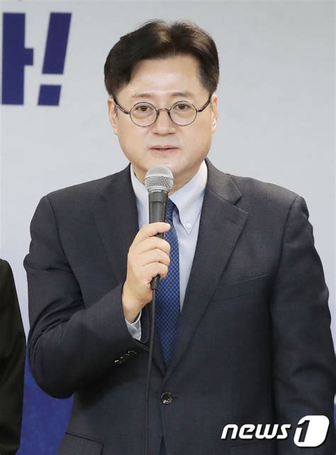 인사말하는 홍익표 원내대표 뉴스1