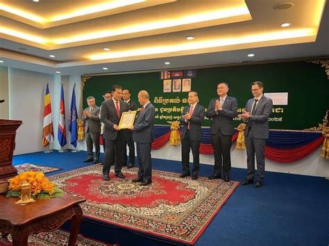 លោកអ្នកឧកញ៉ា ពុង ឃាវសែ ចូលរួមពិធីប្រគល់ ទទួលវិញ្ញាបនបត្រអាកាសយានដ្ឋាន