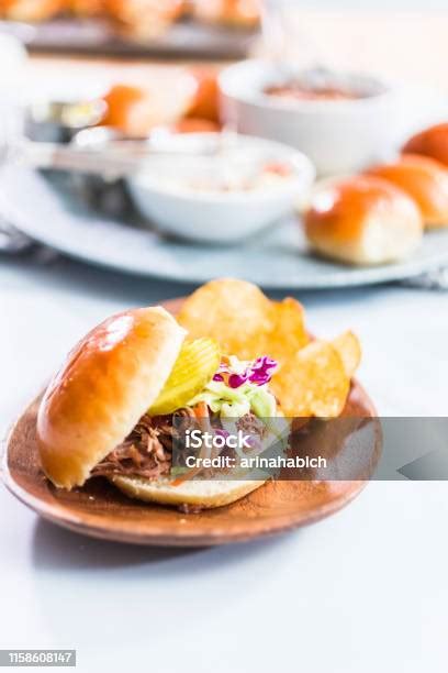 Bbq는 브리오슈 빵과 작은 슬라이더의 모양으로 돼지 고기 샌드위치를 뽑아 미끄러짐에 대한 스톡 사진 및 기타 이미지