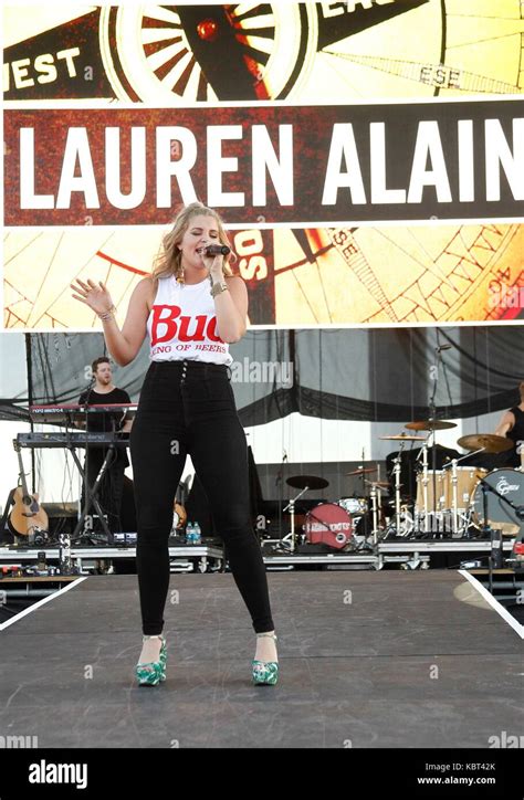 Las Vegas Nv Usa 30th Sep 2017 Lauren Alaina On Stage For Route 91