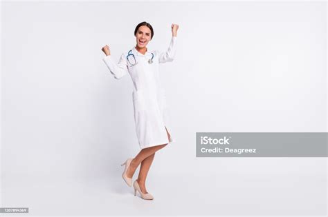 귀여운 놀란 젊은 여성 치료사의 전체 길이 사진은 정장 코트 상승 주먹 고립 된 흰색 색상 배경을 착용 갈색 머리에 대한 스톡 사진 및 기타 이미지 Istock