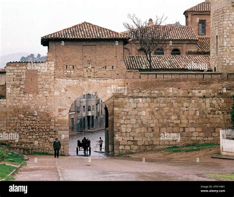 Puerta Alta De La Muralla De Daroca Siglo Xvi Location Exterior