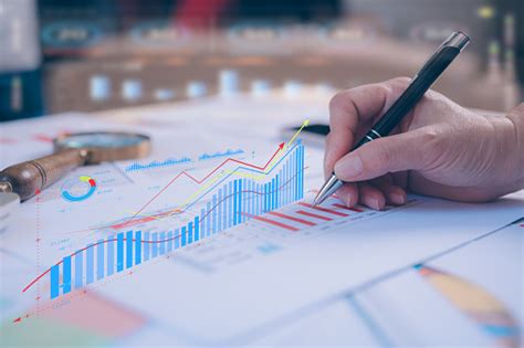 데이터 분석 문서 데이터 시스템 보고서 인사 기술 개념 사업가 관리자 현대 사무실에서 백서 및 가상 데이터 차트 종이 없는 문서 확인 가계에 대한 스톡 사진 및 기타 이미지