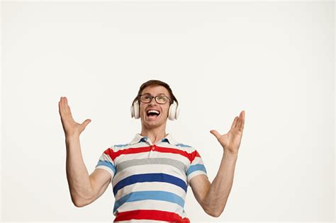 안경을 쓰고 포즈를 취하고 흰색 스튜디오 배경에 고립 된 헤드폰으로 음악을 감정적으로 듣는 청년의 초상화 30 34세에 대한 스톡 사진 및 기타 이미지 Istock