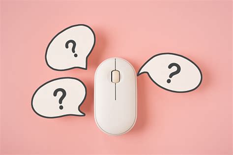 온라인 커뮤니케이션 고객 서비스 인터넷 검색 개념 무선 컴퓨터의 평면도와 분홍색 배경에 물음표가 있는 실제 흰색 연설 거품 종이 잘라 질의응답에 대한 스톡 사진 및 기타