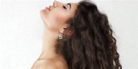 Things You Re Doing Wrong To Your Curls Hair Hacks Curly Hair Tips Curls