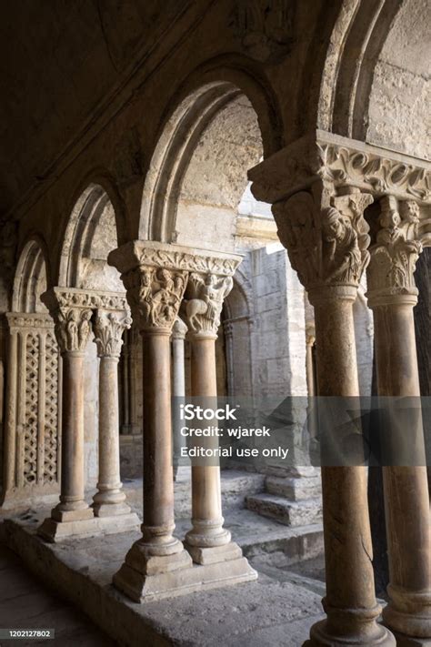 아를의 로마네스크 양식의 회랑 교회 오브 세인트 트로피메 대성당 프로방스 프랑스 0명에 대한 스톡 사진 및 기타 이미지 0명